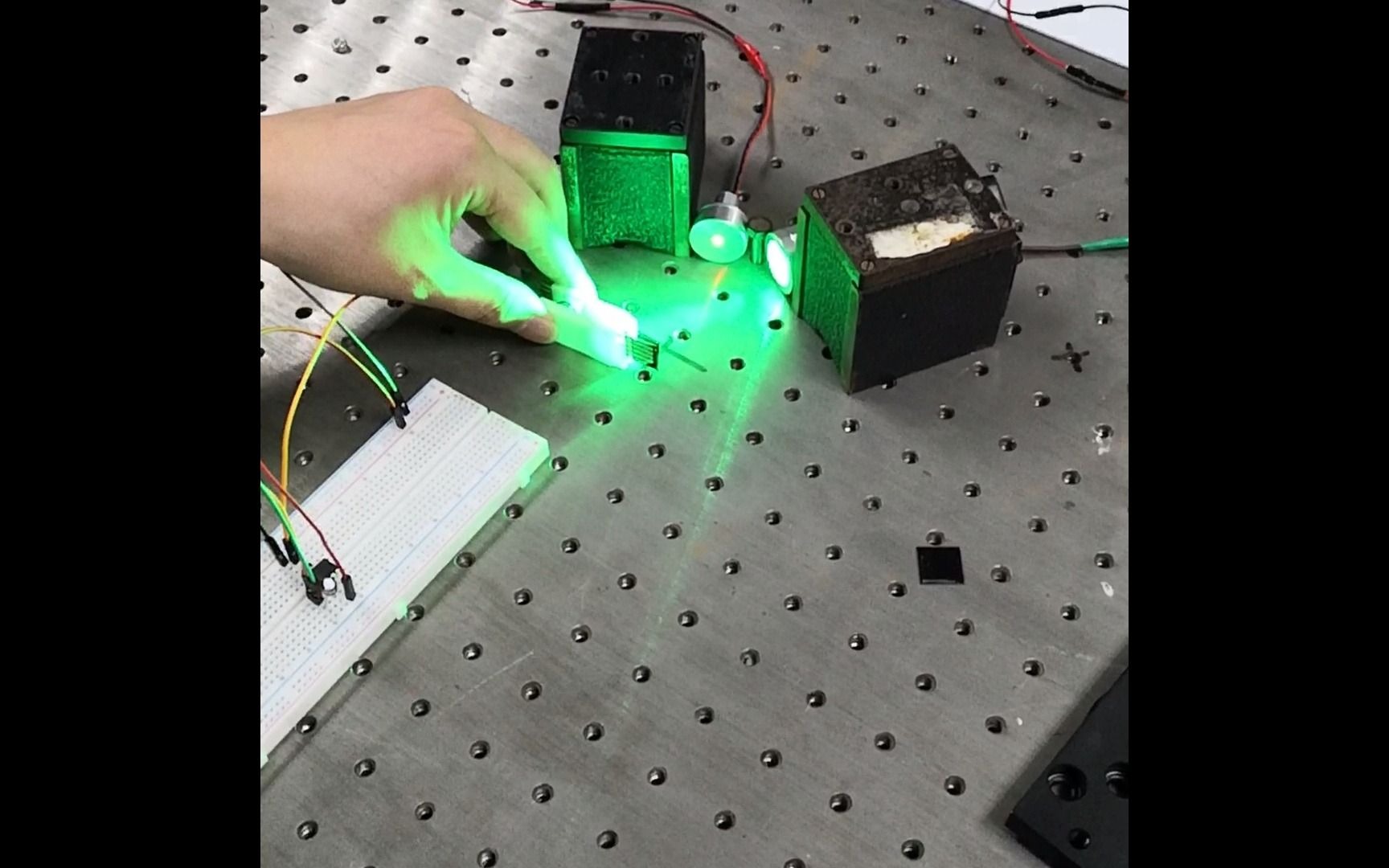 双面选择性光电探测器的音频演示