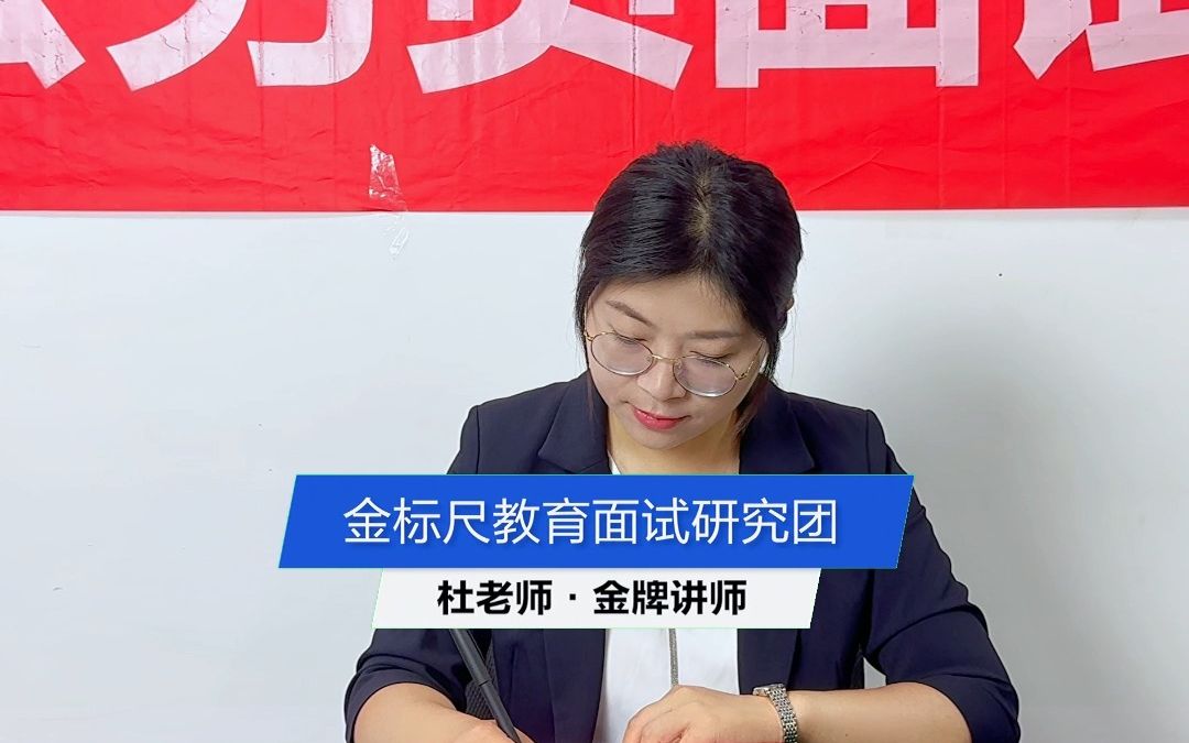 你是某社区工作人员,群众对社区工作人员日常工作不满意,有意见,针对...
