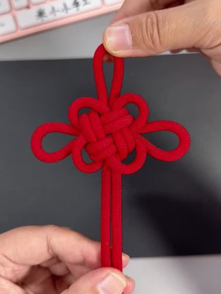 用一根绳子编一个喜庆的中国结,非常好看,编法简单,一看就会,成功率.