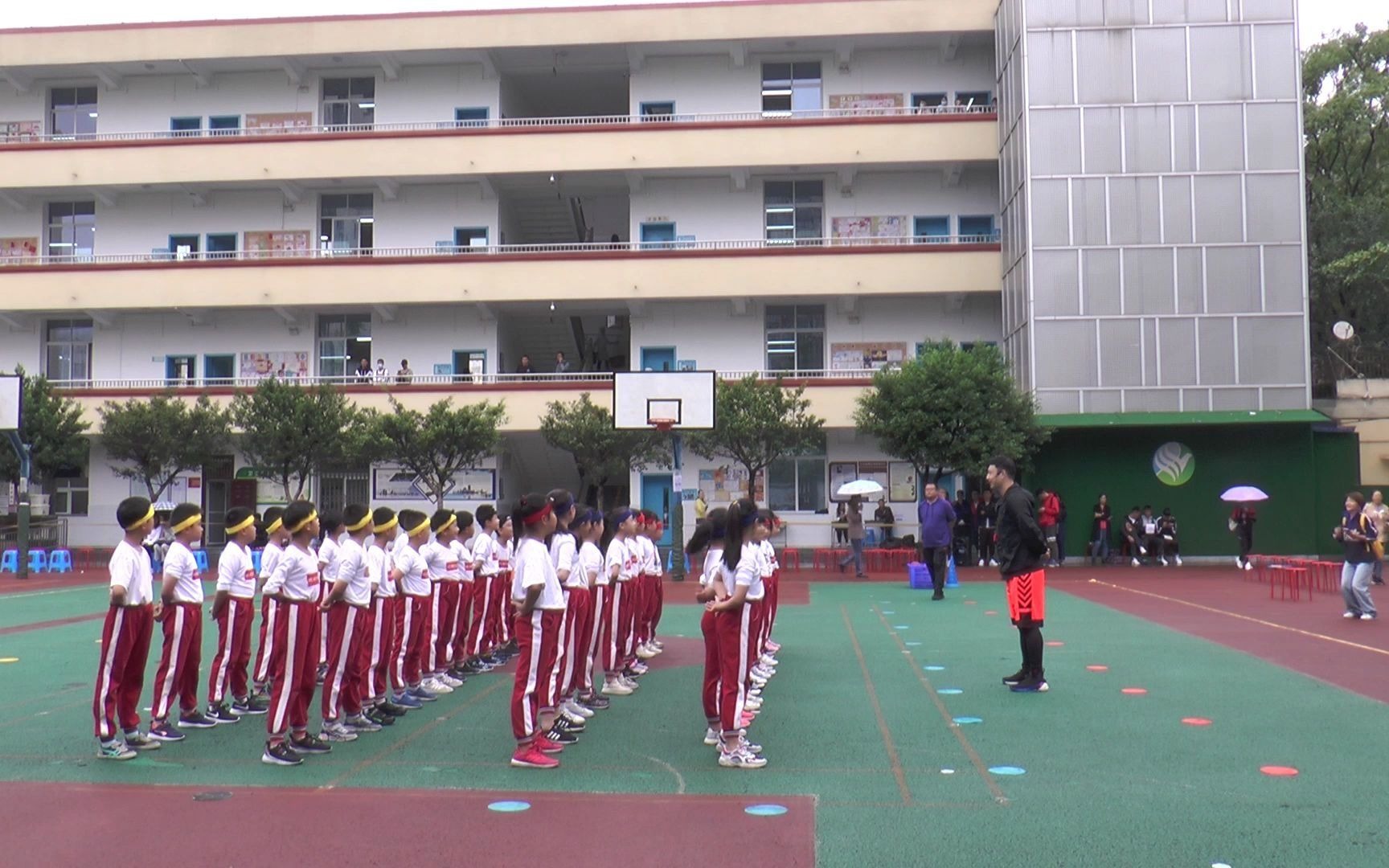 《篮球行进间运球》水平二(四年级) 实验小学青华分校 蒋鑫