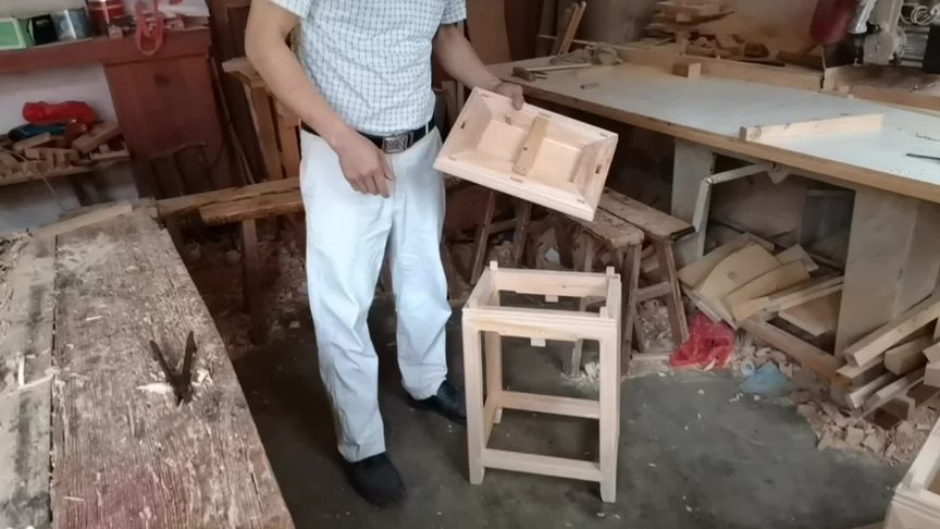 徽州木匠手艺人,坚持木匠传统工艺,创新榫卯结构制作骨牌四方凳