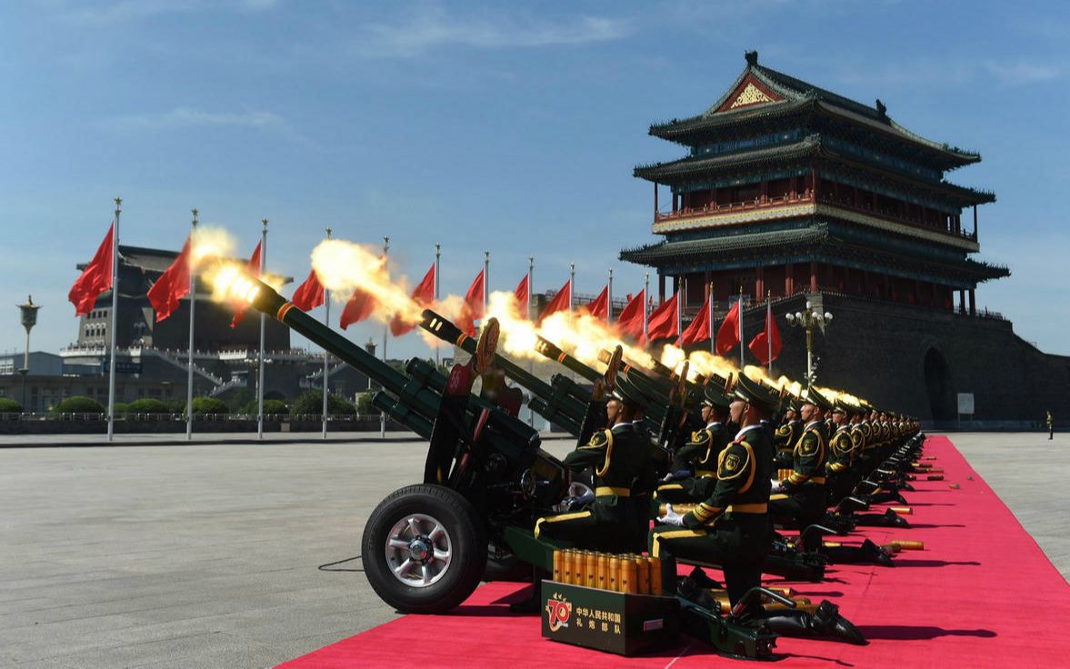太帅了,中国礼炮兵动作如机械般精准,3秒完成开栓、递弹、装弹