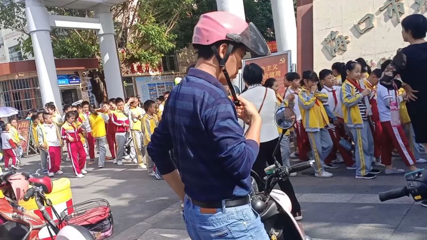 放学了,学校门口人山人海,接小孩回家都难。