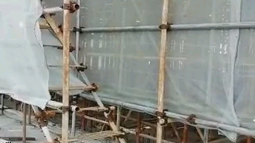 35.现场安全警示标志的张挂顺序要求
