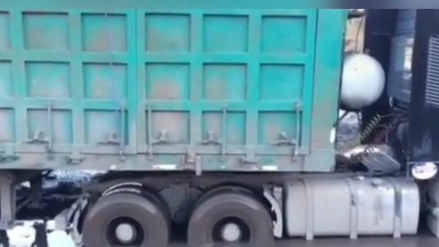 重型牵引绳挂车深陷水坑 铲车一推轻松脱困 马力太强大了