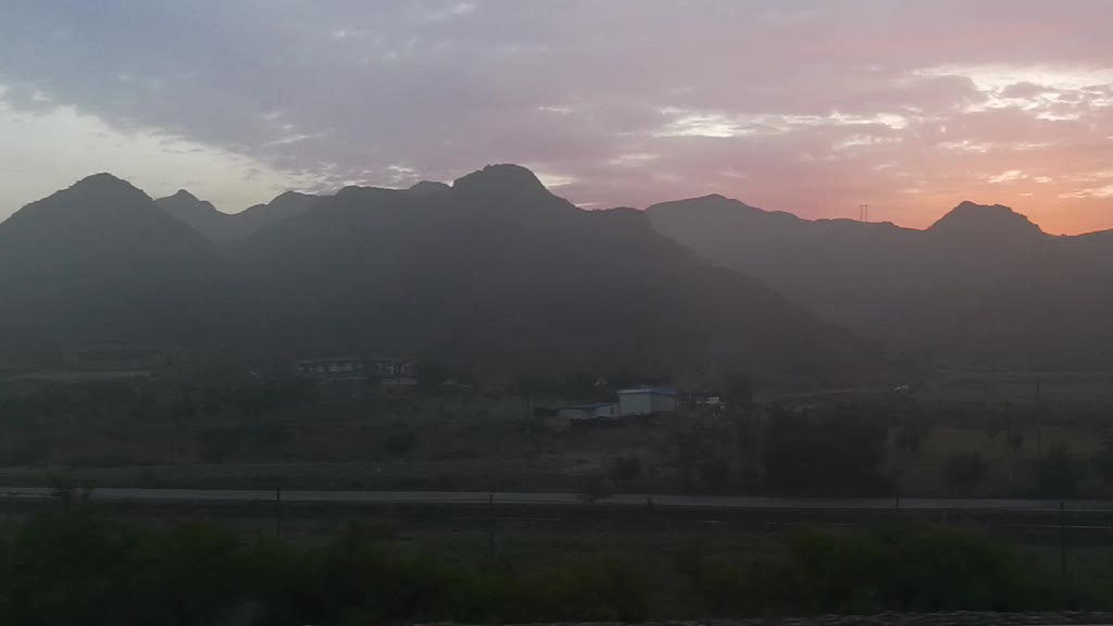 T175次列车上看大西北日出#兰州市#