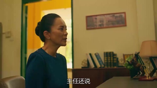 女学生不满老师管理,带领全校和教导主任对线,主任竟然被开了