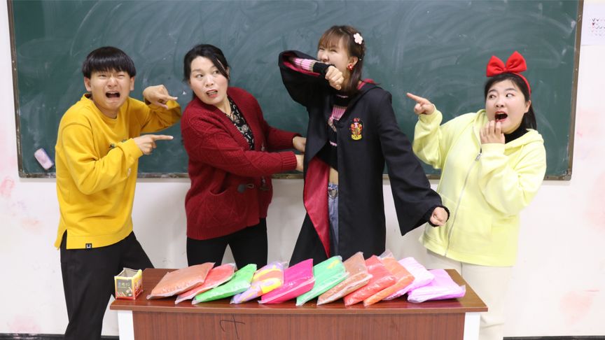 挠痒痒憋笑挑战,坚持一分钟奖励一包粘土,小晴一招领走全部