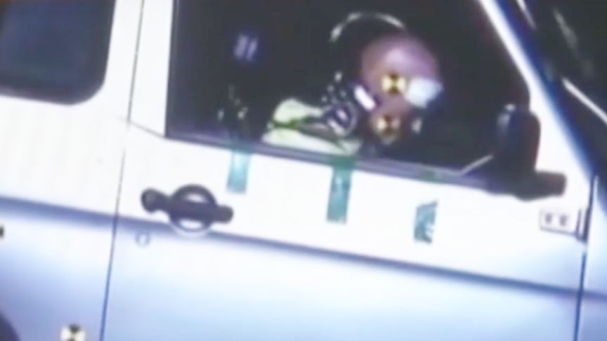 老年代步车有多危险?看了这个碰撞测试,你还敢买吗?