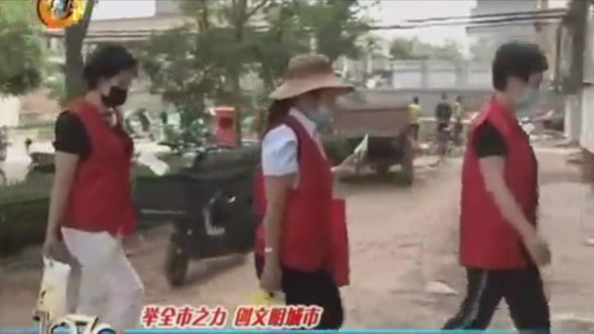 太原小东关社区联合志愿者,开展垃圾分类宣传,为老年人普及新规