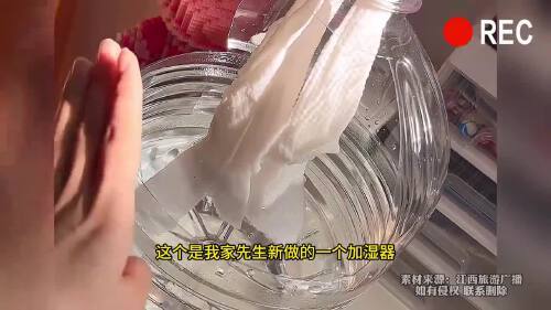 供暖太干别发愁!矿泉水瓶秒变加湿器,女子这招太聪明了