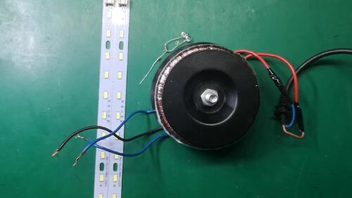 发光二极管可以用交流电点亮,这是为什么?