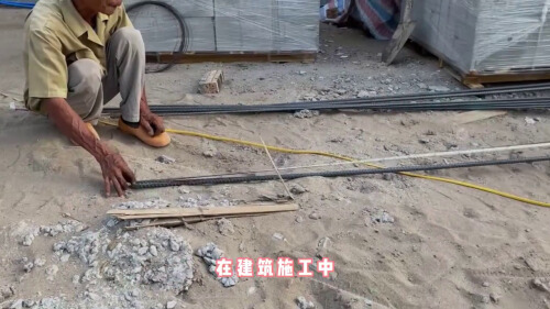 轻质砖砌墙抹砂浆速度真是够快的,一次完成三块,好像没有重量