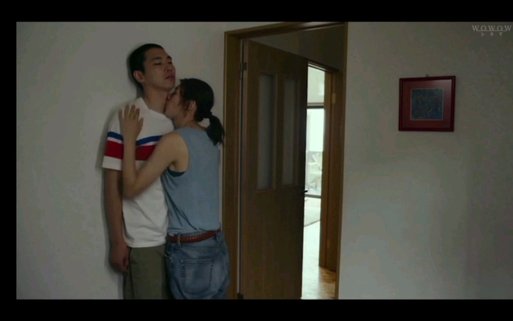 渣男和渣女的激情吻戏