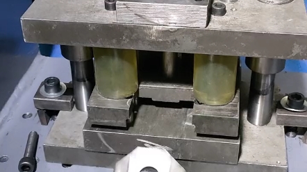 圆管切角加冲孔一次成型设备模具