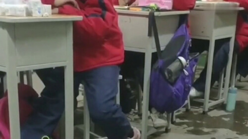 小学生的快乐我是不懂,这样睡觉真的能活着吗,这样还能呼吸吗?