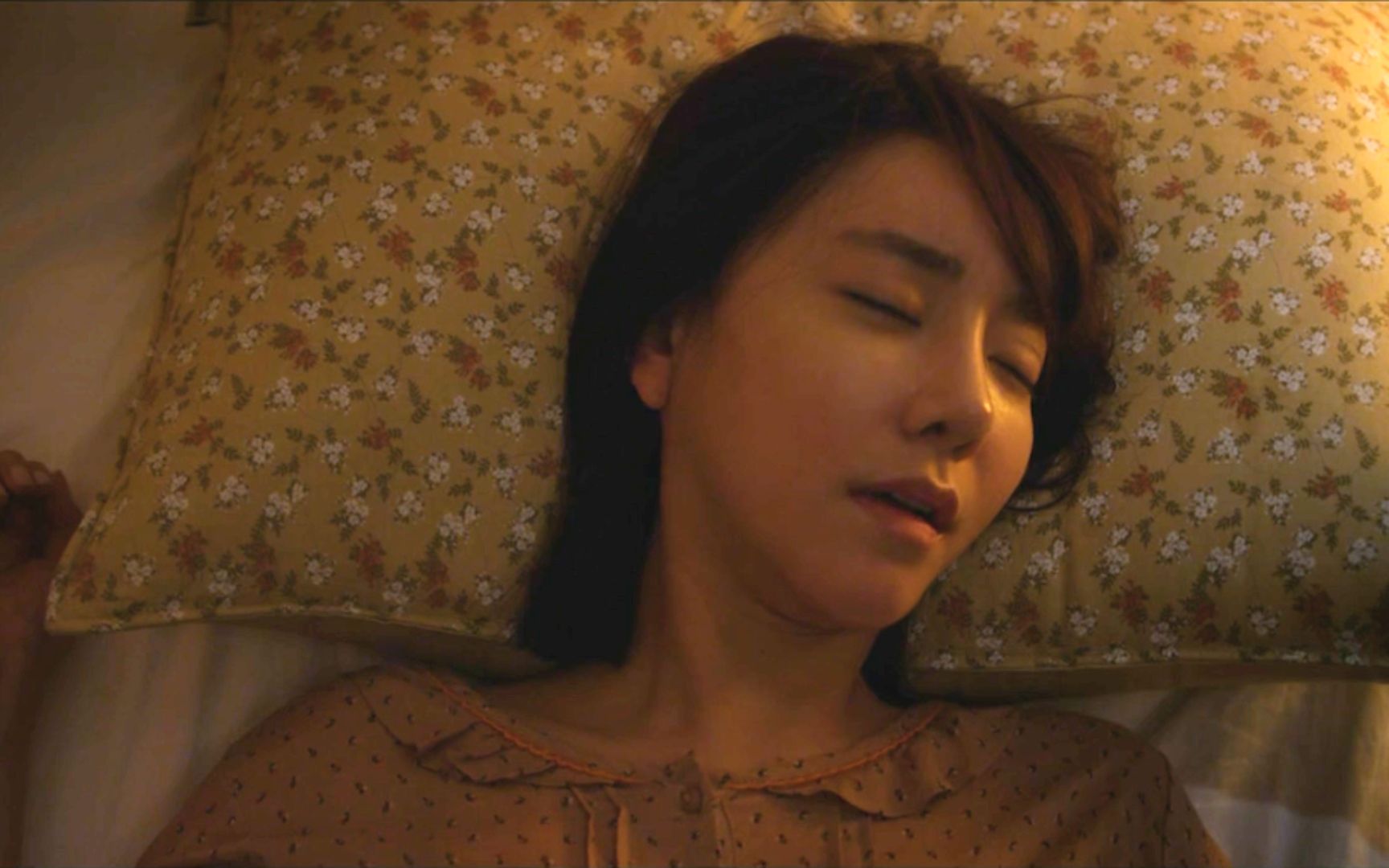 女孩被色鬼缠身,每到深夜,就会出现跟她发生关系!恐怖电影
