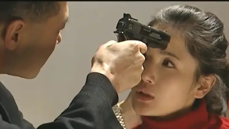 绝不放过你:黑老大强势告白年轻姑娘,姑娘不同意,被抢指着脑门