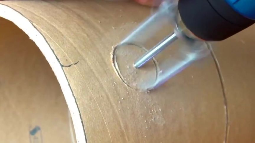 牛人自制一台手动式打孔钻,堪称神器,简直就是天才啊!