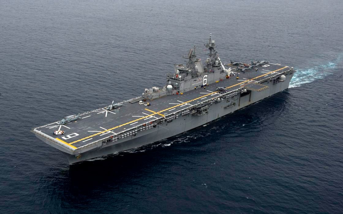 美国级两栖攻击舰进行登陆演练