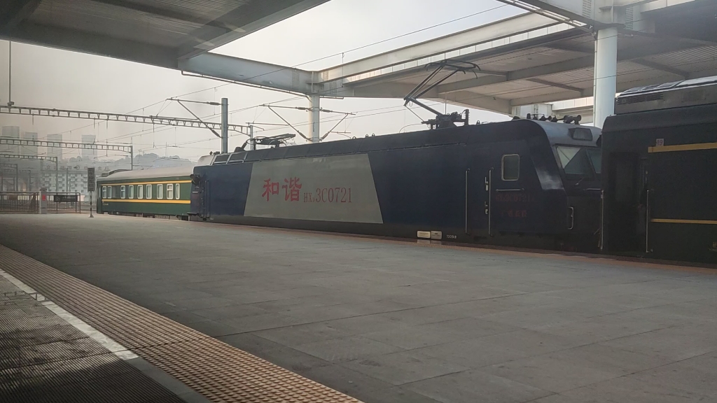 广州开往成都西的K192次列车驶入重庆北站。