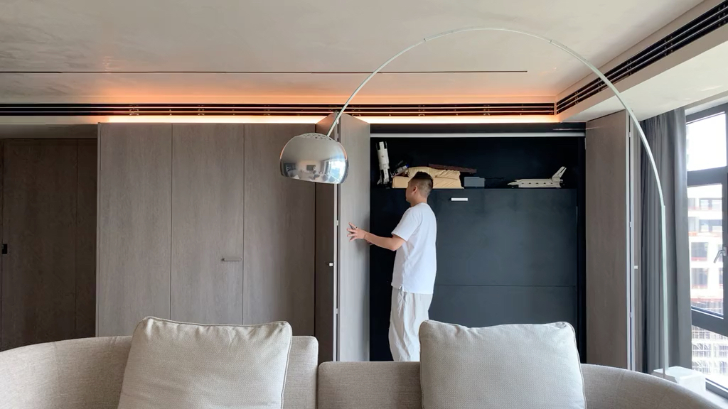 折叠式开合的柜门,里面居然还有一张床?