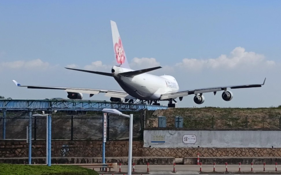 站在起飞的747后面会怎么样?