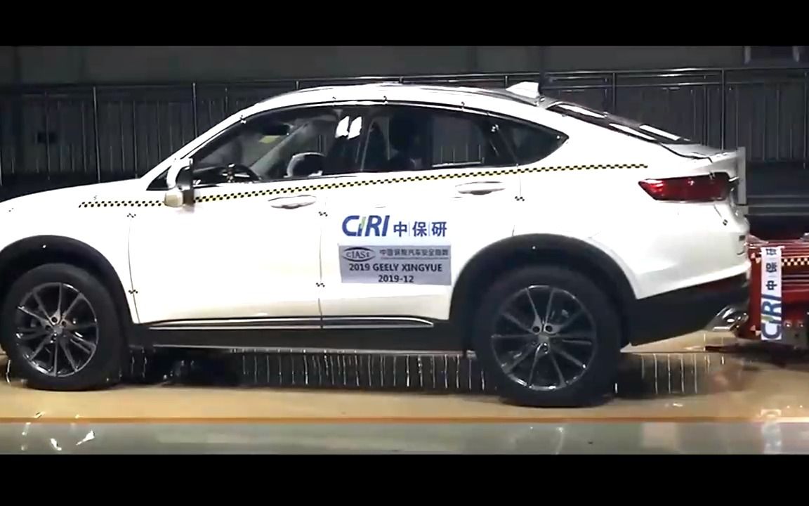 星越国产高端车型质量如何?吉利星越中保研的碰撞测试!