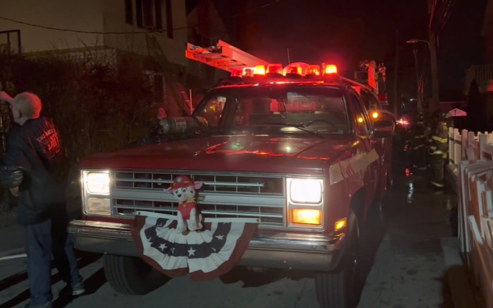 ...并处理布朗克斯区埃奇沃特公园发生的二级火警事件(2023年3月26日)