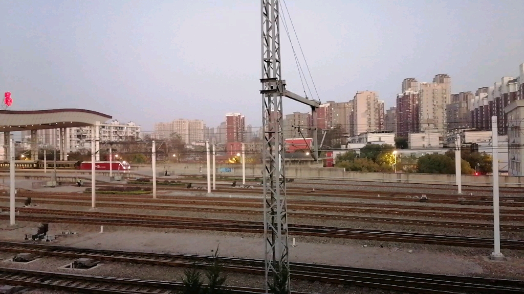 T95次列车(武昌-深圳东)会车T306次列车(鹰潭-乌鲁木齐)