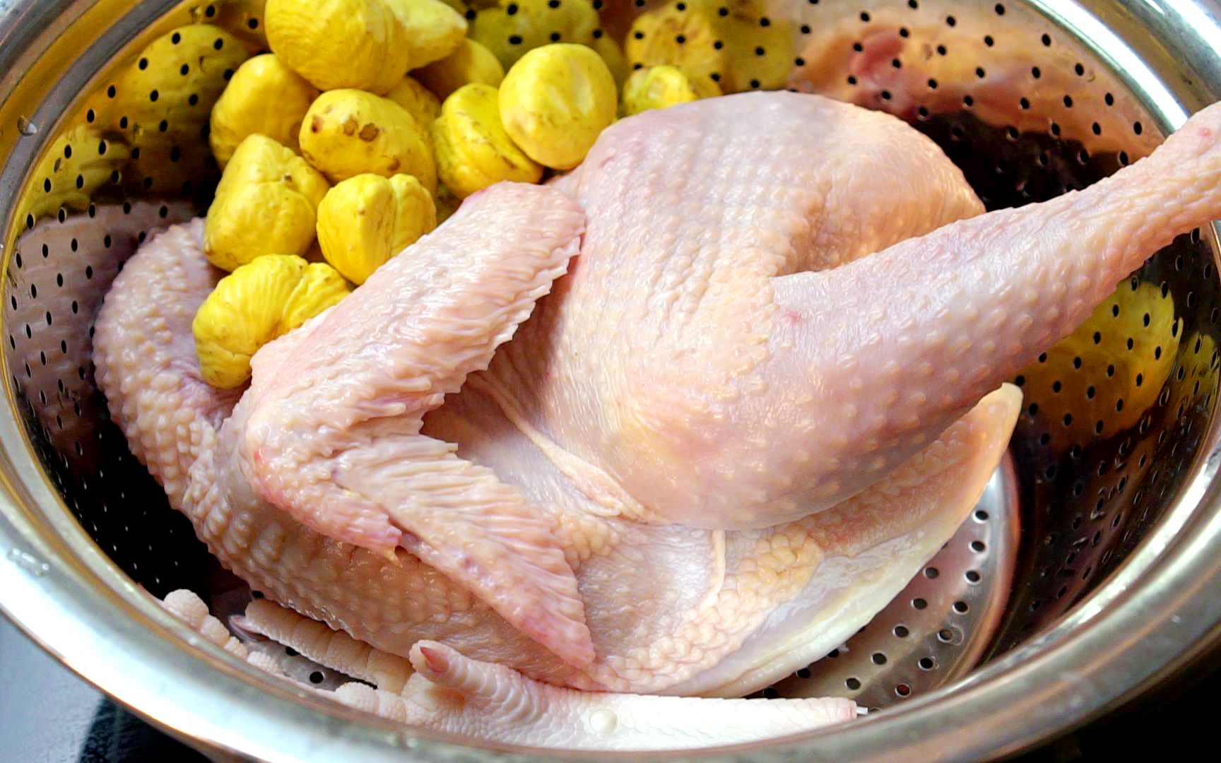 【砂锅板栗鸡】鸡肉这种客家吃法,出锅香味四溢,搭配大米饭连汤汁都...