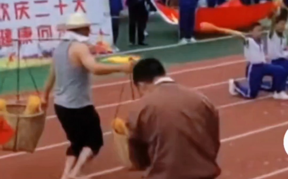 多才多艺的班主任,挑扁担演得是什么角色呢?