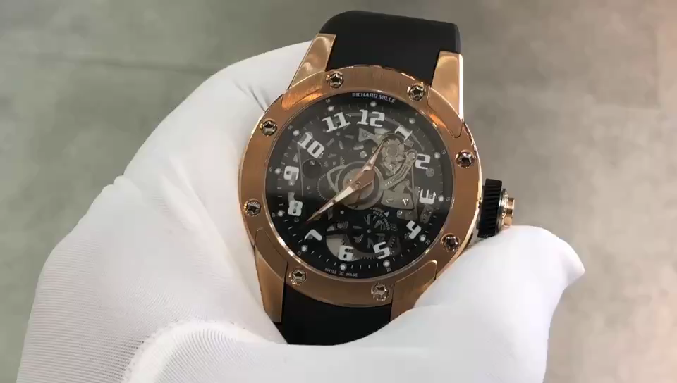 V9理查德腕表的镜面以及表盘都采用了蓝宝石水晶的材质,通体十分...