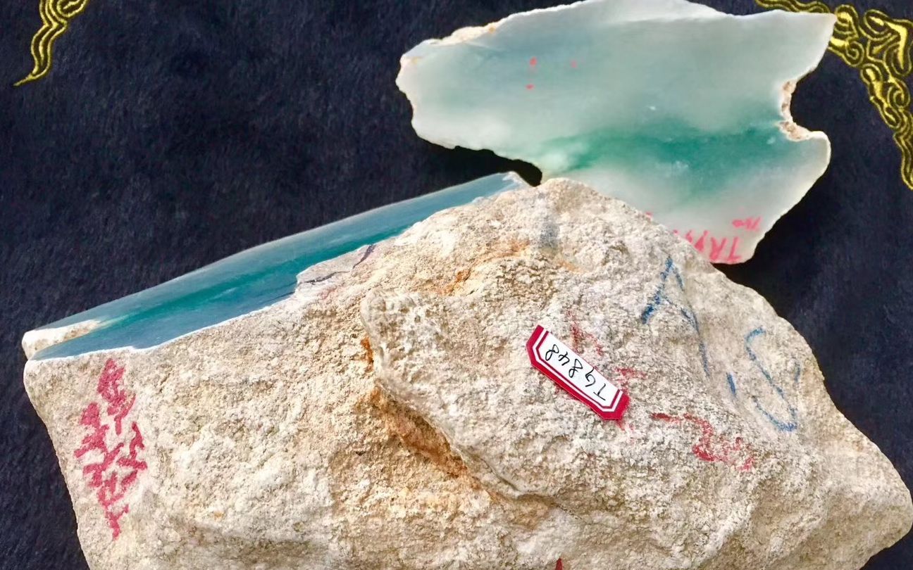 惊奇赌石小伙子8千买的翡翠原石,竟然一刀下去整个色花都爆开了