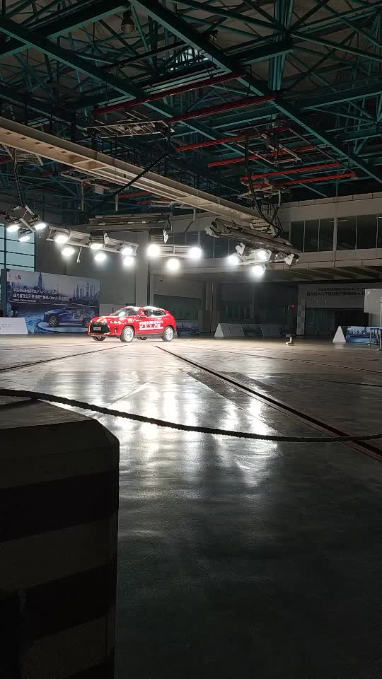 WEY P8后部80km/h时速追尾碰撞测试