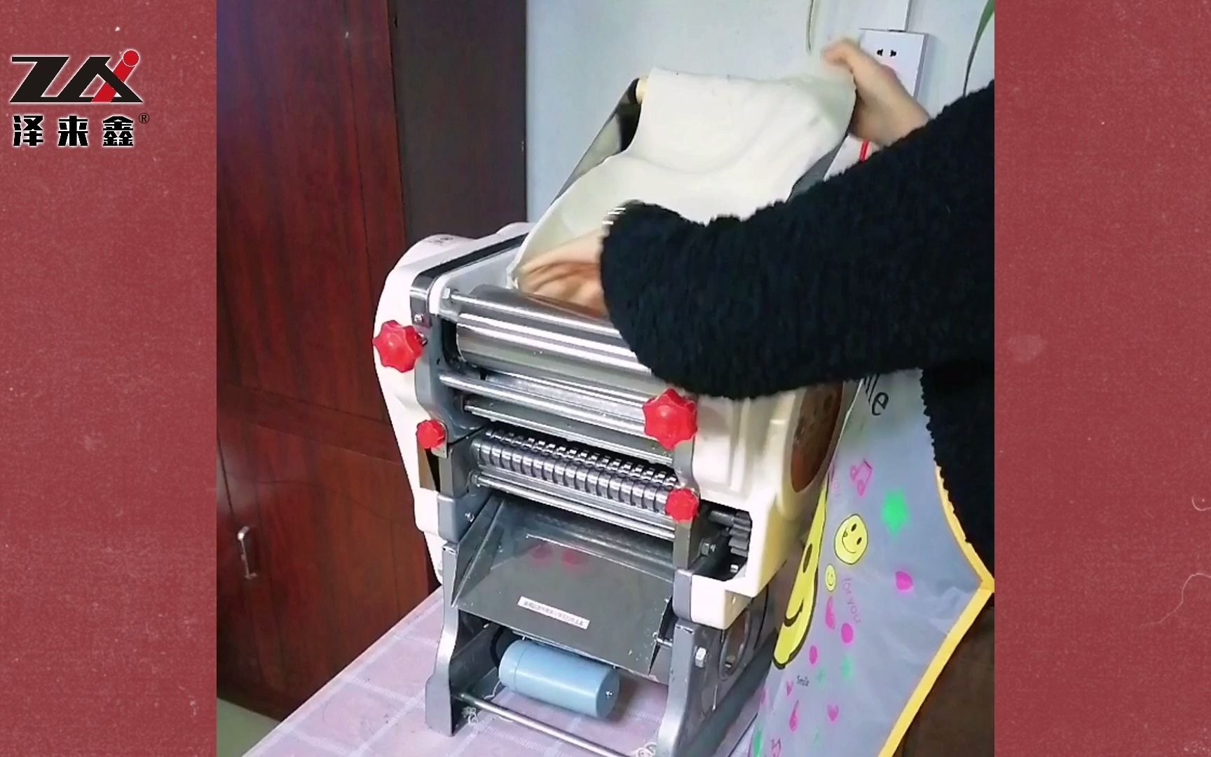 桌面型的商用揉面压面一体机,可以压各种粗细面条圆面条