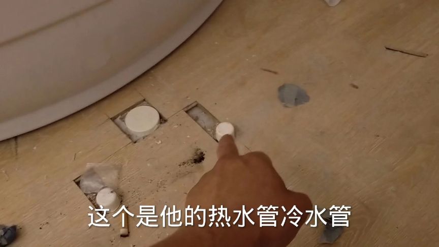 房子装修好了,冷热水管,排水管刘错地方了,看看师傅怎么改装的