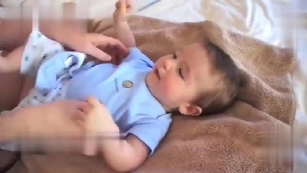 6个月宝宝被妈妈挠痒痒,下一秒戏精上身的逗趣反应,笑喷无数人