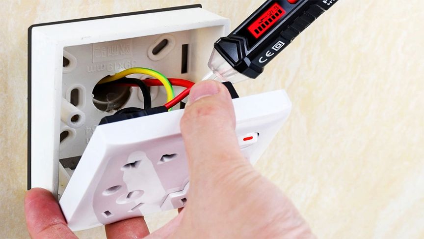 插座一漏电,家里总开关跟着就跳闸,几个老电工半天也没查出故障