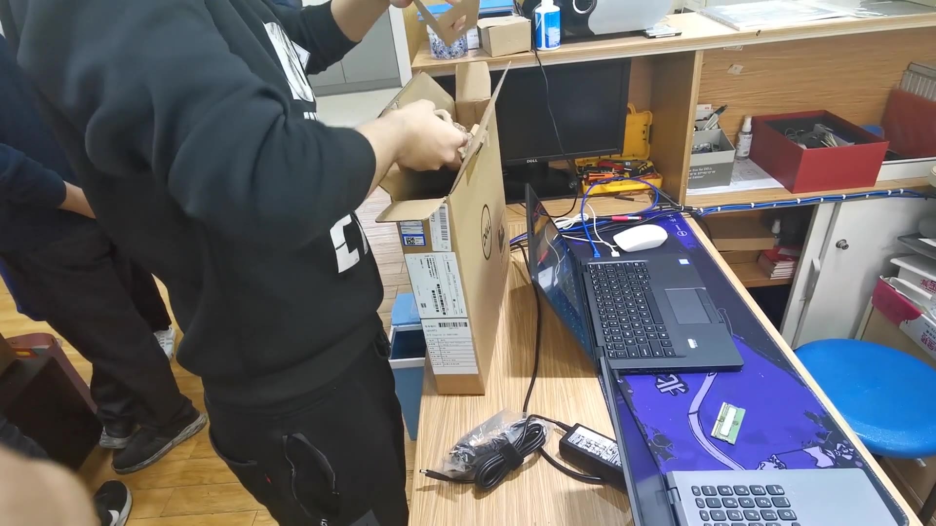 ...主居然购买戴尔DELL灵越5000 fit 14英寸英特尔酷睿i7轻薄笔记本电脑