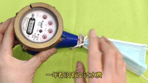 惊人偷水术!农村大叔用口罩塞水表,一年省下巨额水费!