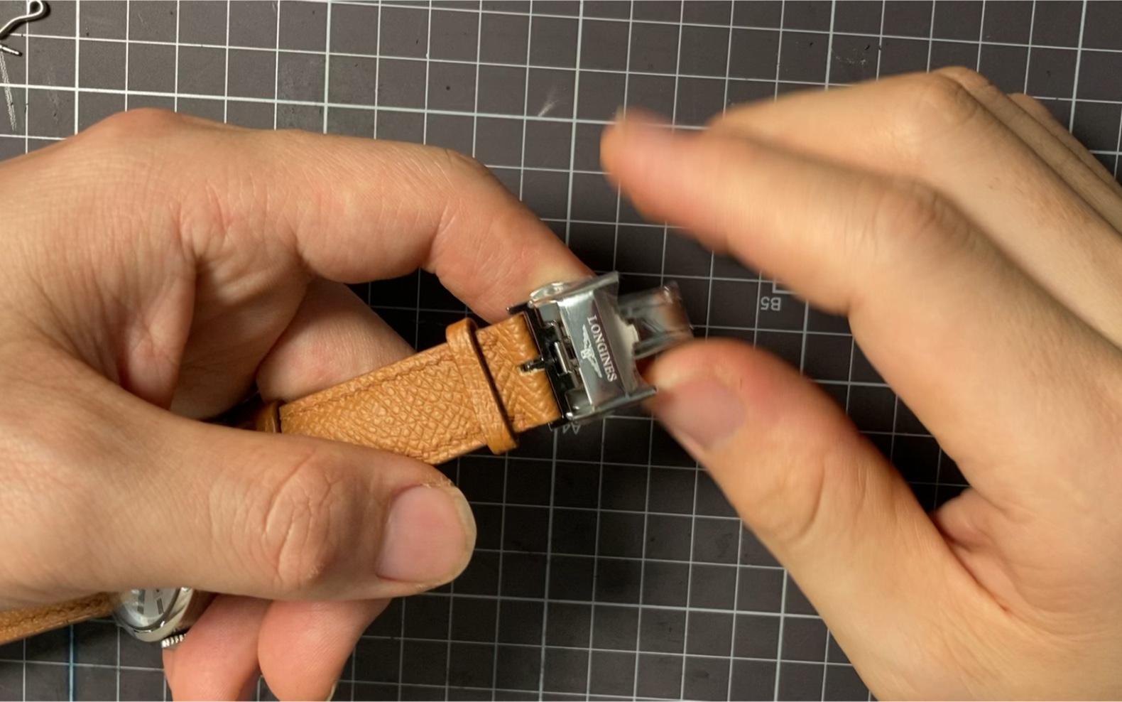 浪琴表带扣如何拆卸,最简单实用的拆卸方法,三分钟搞定。