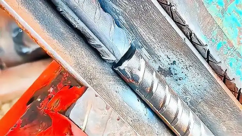 想在工地干电焊,第一关你得会焊钢筋,直接焊是错的,根本不过关