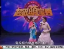 9岁萌宝小女孩,现秀舞蹈后翻滚动作,主持人直夸赞