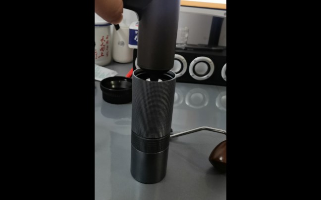 电动的手摇咖啡磨豆器。