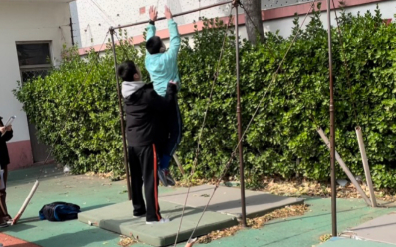 当学生拉引体够不到杆时,男班主任的作用来了