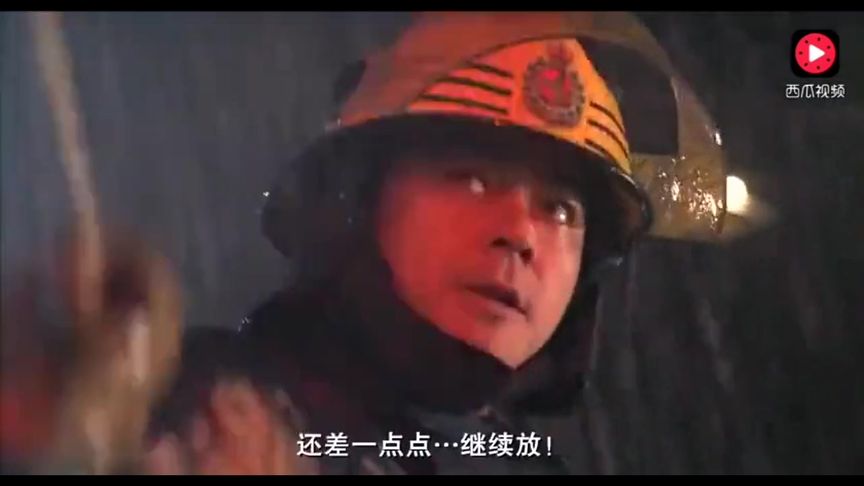 悲惨,婴儿被扔进工地水泥洞