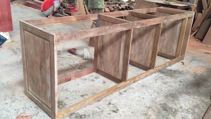 用实木木板制作一组厨房灶台橱柜