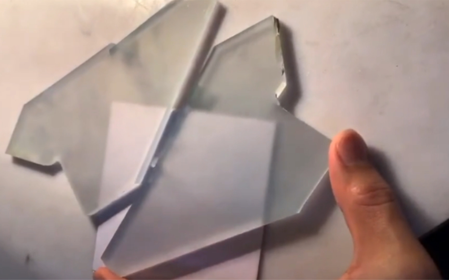 这翡翠和玻璃看着那么像,可是差距却那么大