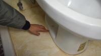 马桶底座渗水别急着花钱换, 用它轻松补好, 牢固还能管好几年